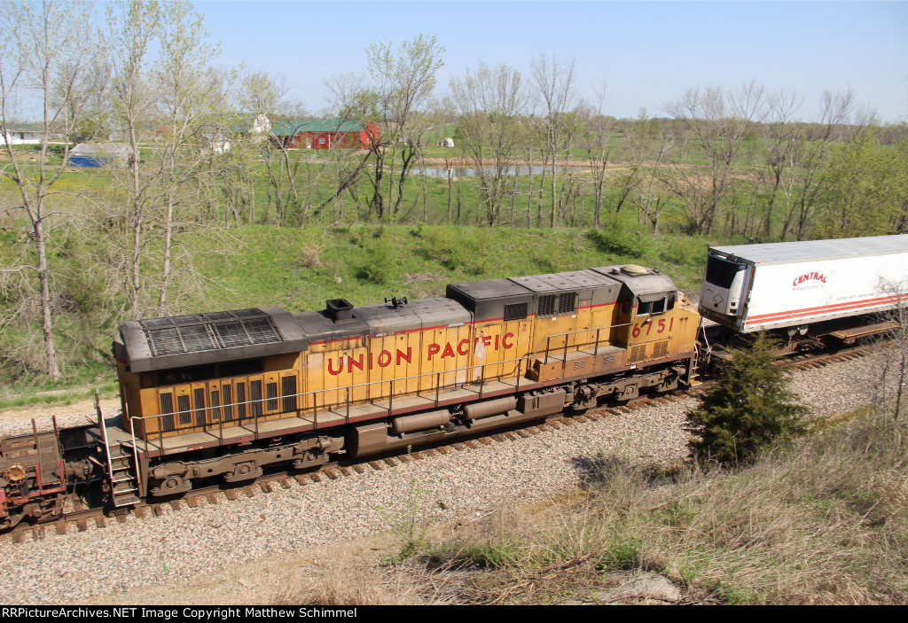 UP 6751 - Midtrain DPU
